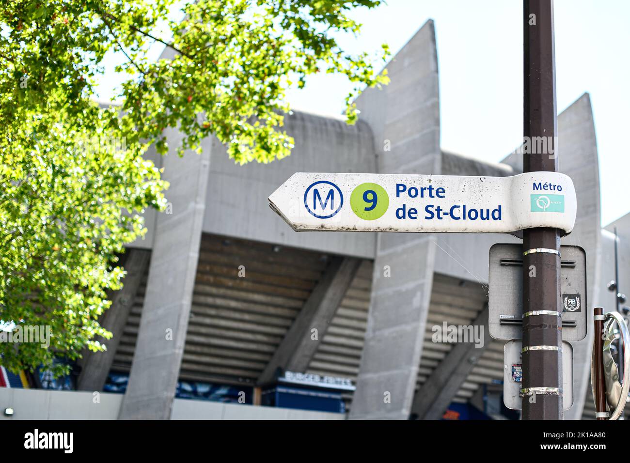 Panneau indiquant la ligne 9 du métro (métro, Metropolitain) (porte de Saint-Cloud) en face du ...