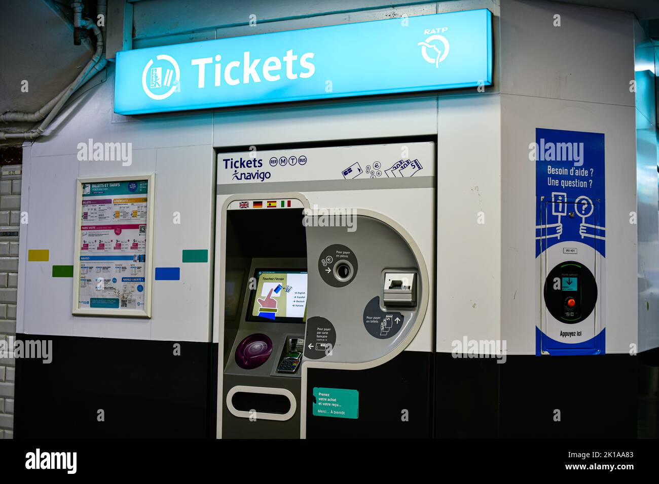 Une machine automatique pour acheter des tickets de métro dans la ...