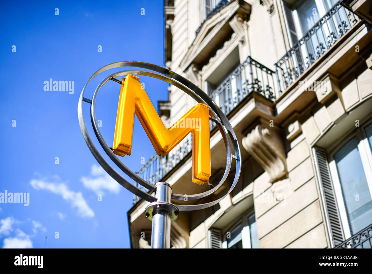 L'illustration montre un panneau avec le logo du métro (symbole jaune ...