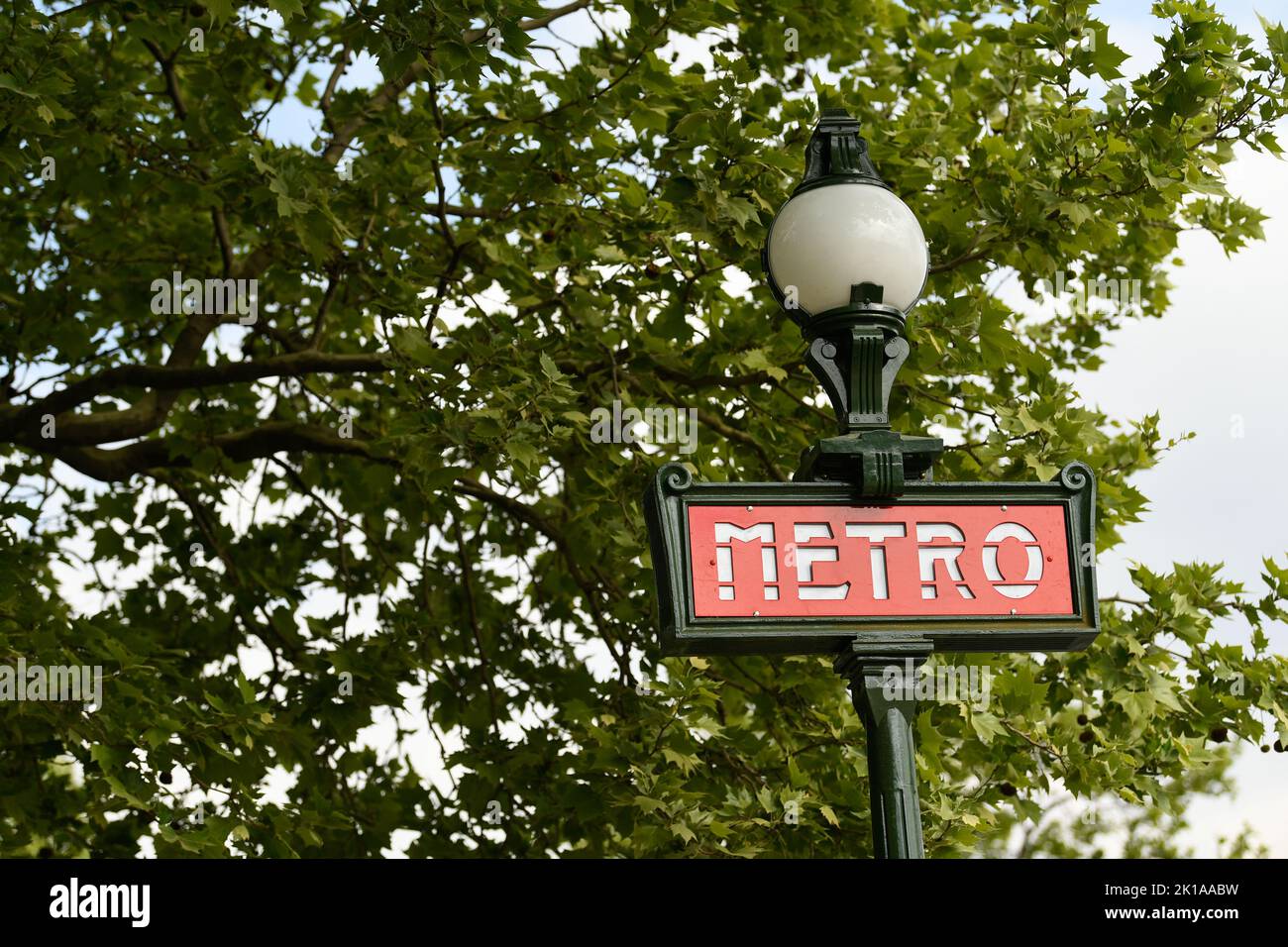 Panneau avec le logo du métro (symbole rouge) devant une station de ...