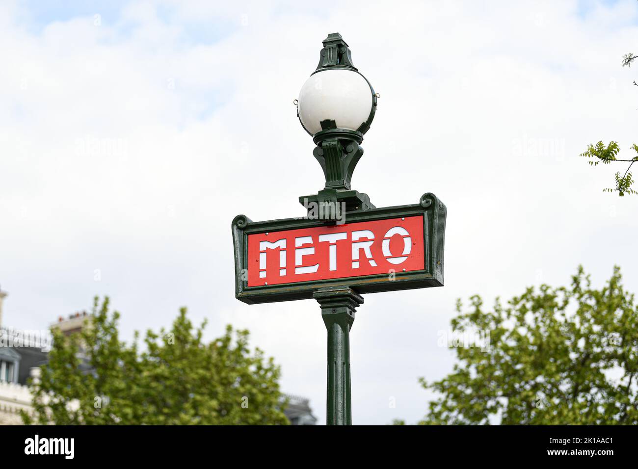 L'illustration montre un panneau avec le logo du métro (symbole rouge ...