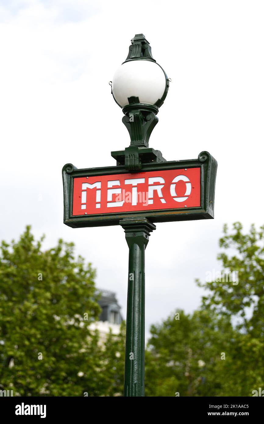 L'illustration montre un panneau avec le logo du métro (symbole rouge ...