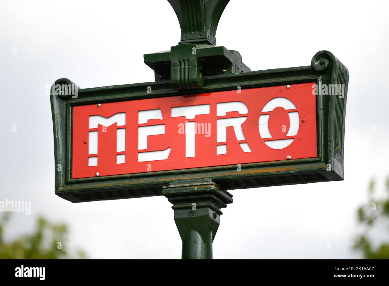 L'illustration montre un panneau avec le logo du métro (symbole rouge ...