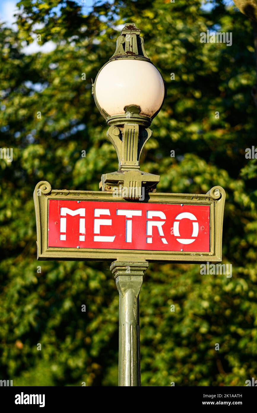L'illustration montre un panneau avec le logo du métro (symbole rouge ...