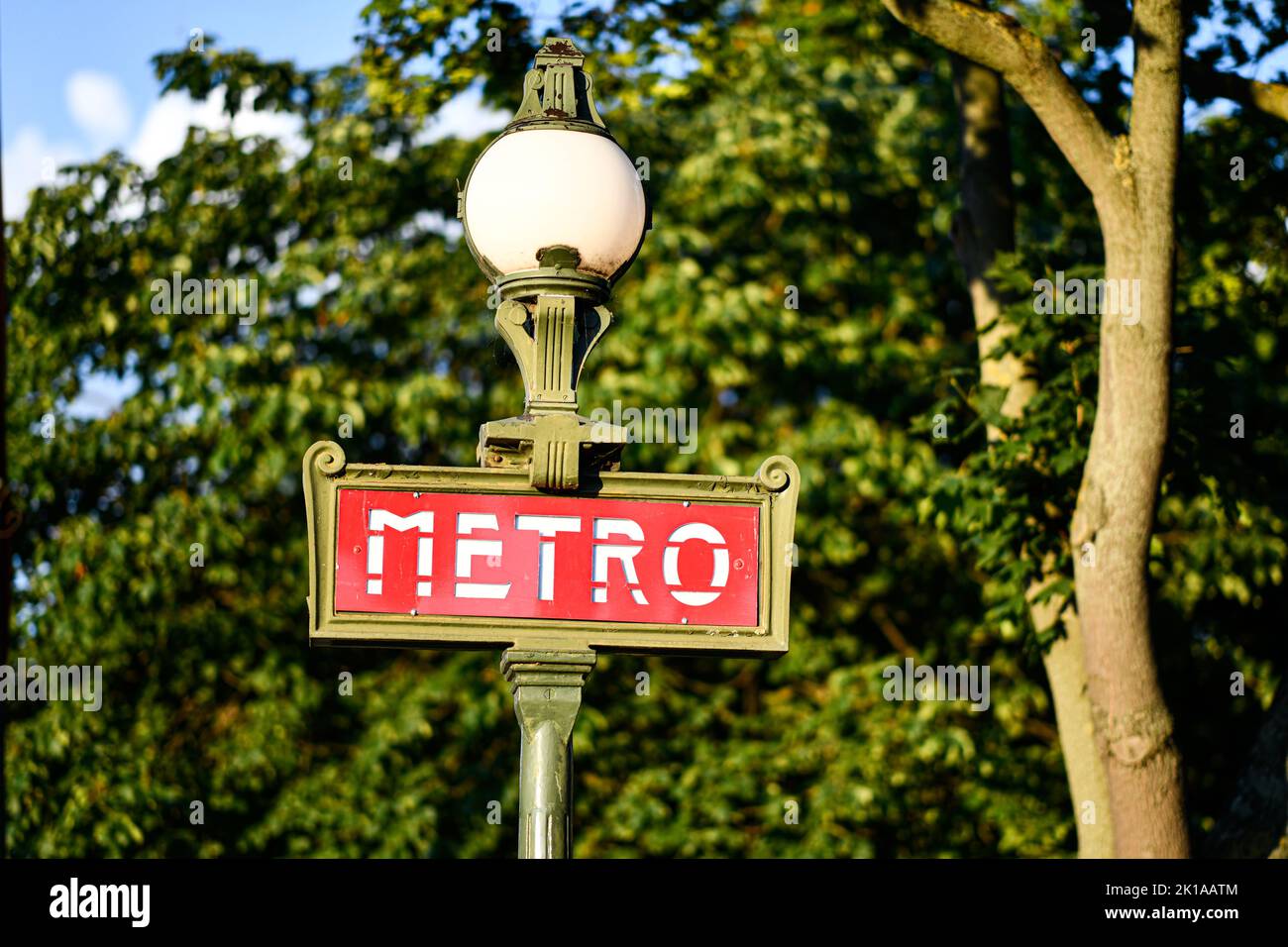 L'illustration montre un panneau avec le logo du métro (symbole rouge ...