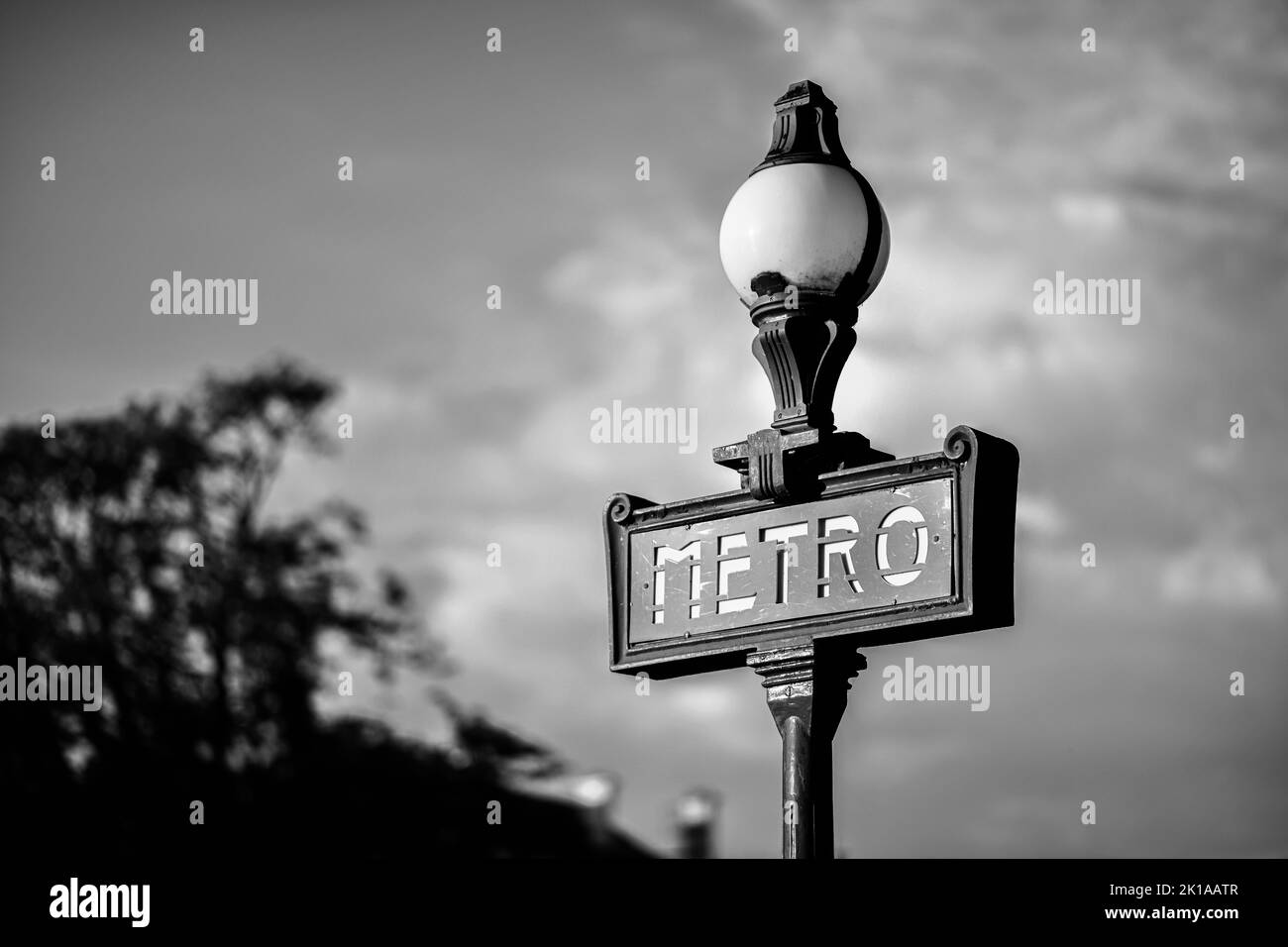 L'illustration montre un panneau avec le symbole du métro en face d'une ...