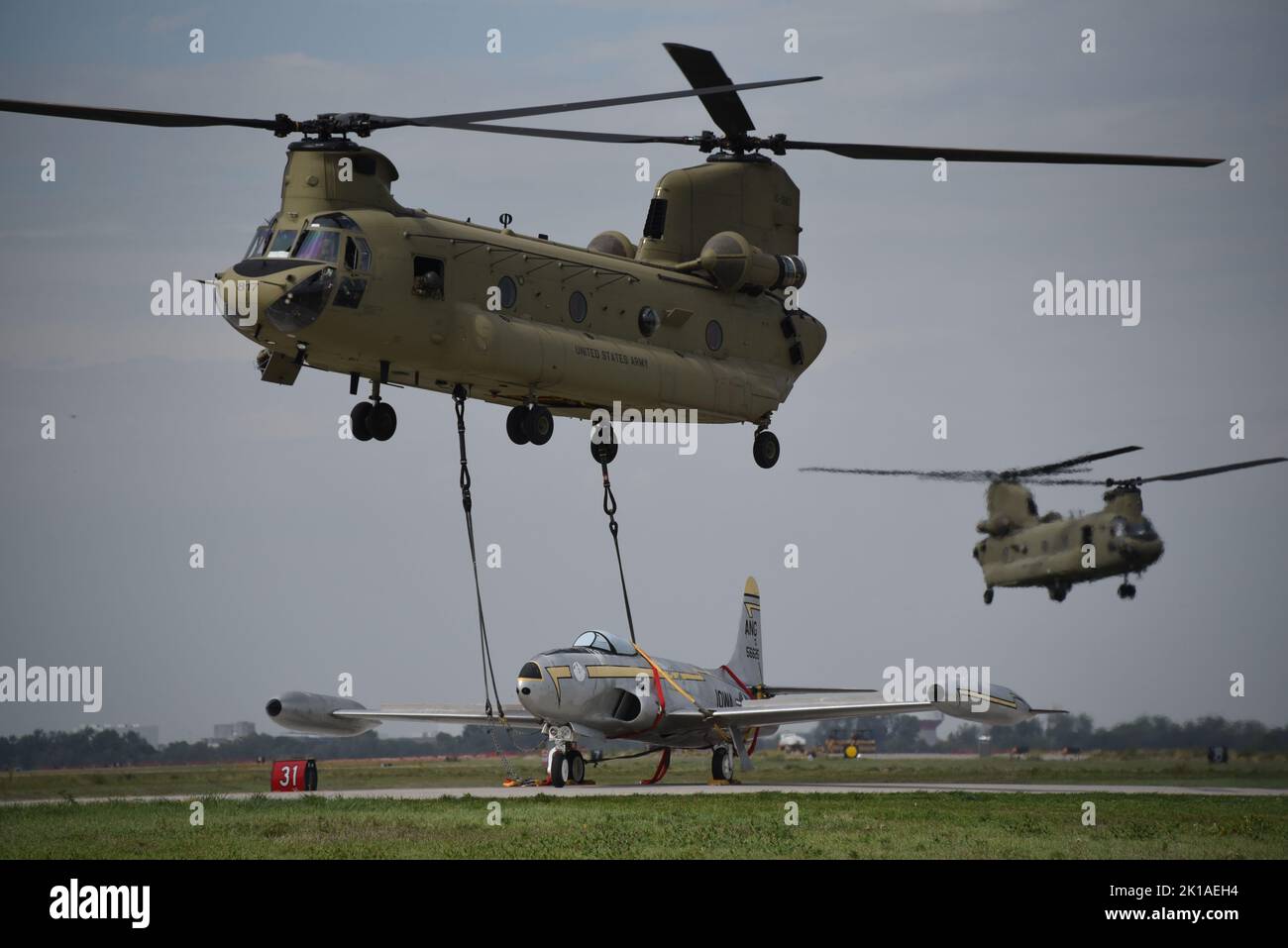 Un hélicoptère Chinook CH-47 de l'armée américaine de la Garde ...