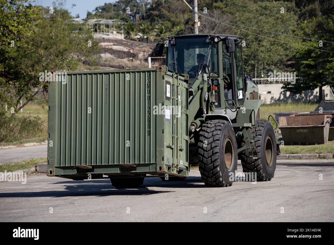Un chariot élévateur du corps des Marines des États-Unis transporte un ...