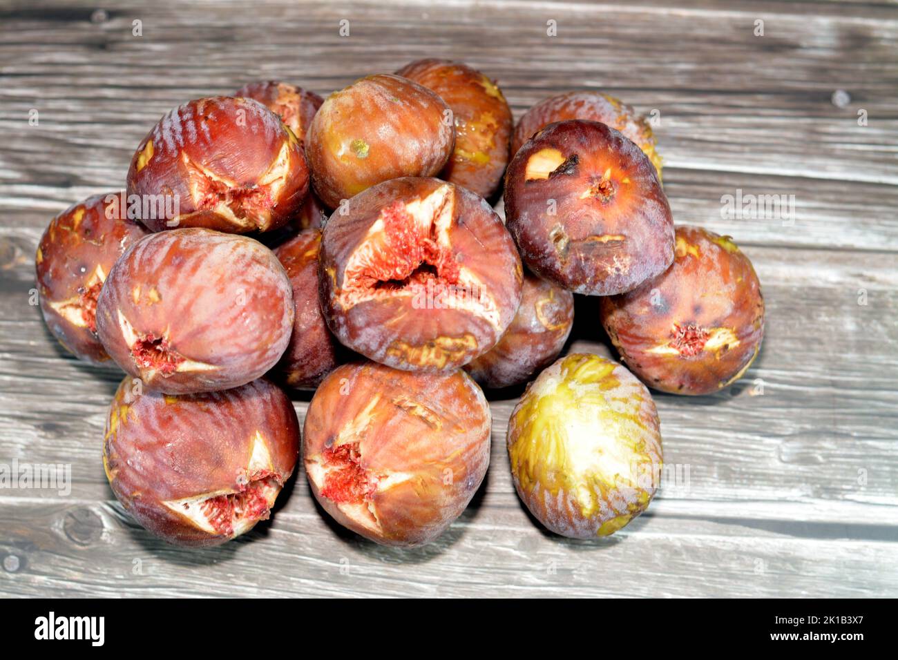 Pile de figues parchemin fruit isolé sur fond de bois, figue est le ...