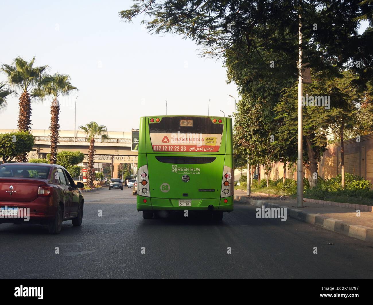 Le Caire, l'Egypte, 18 août 2022: Un bus vert égyptien de transport en commun sur une autoroute ...