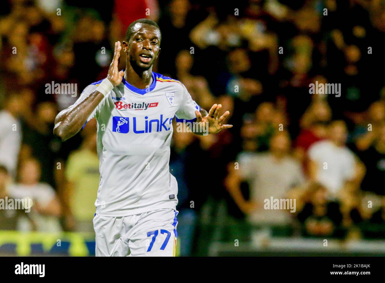 Assan Ceesay, le joueur gambien de Lecce, célèbre après avoir marquant ...