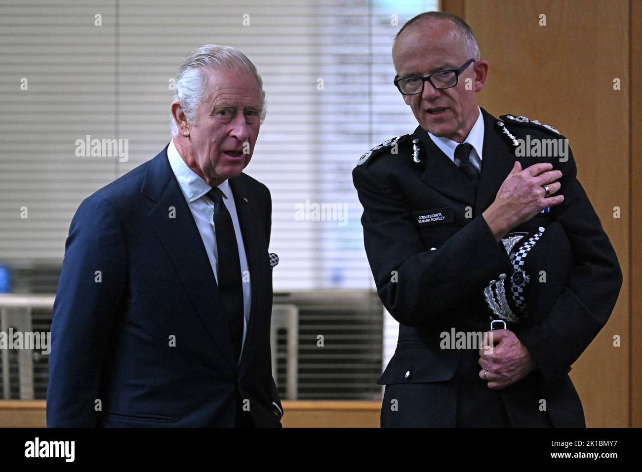 Le roi Charles III s'entretient avec le commissaire de la police ...