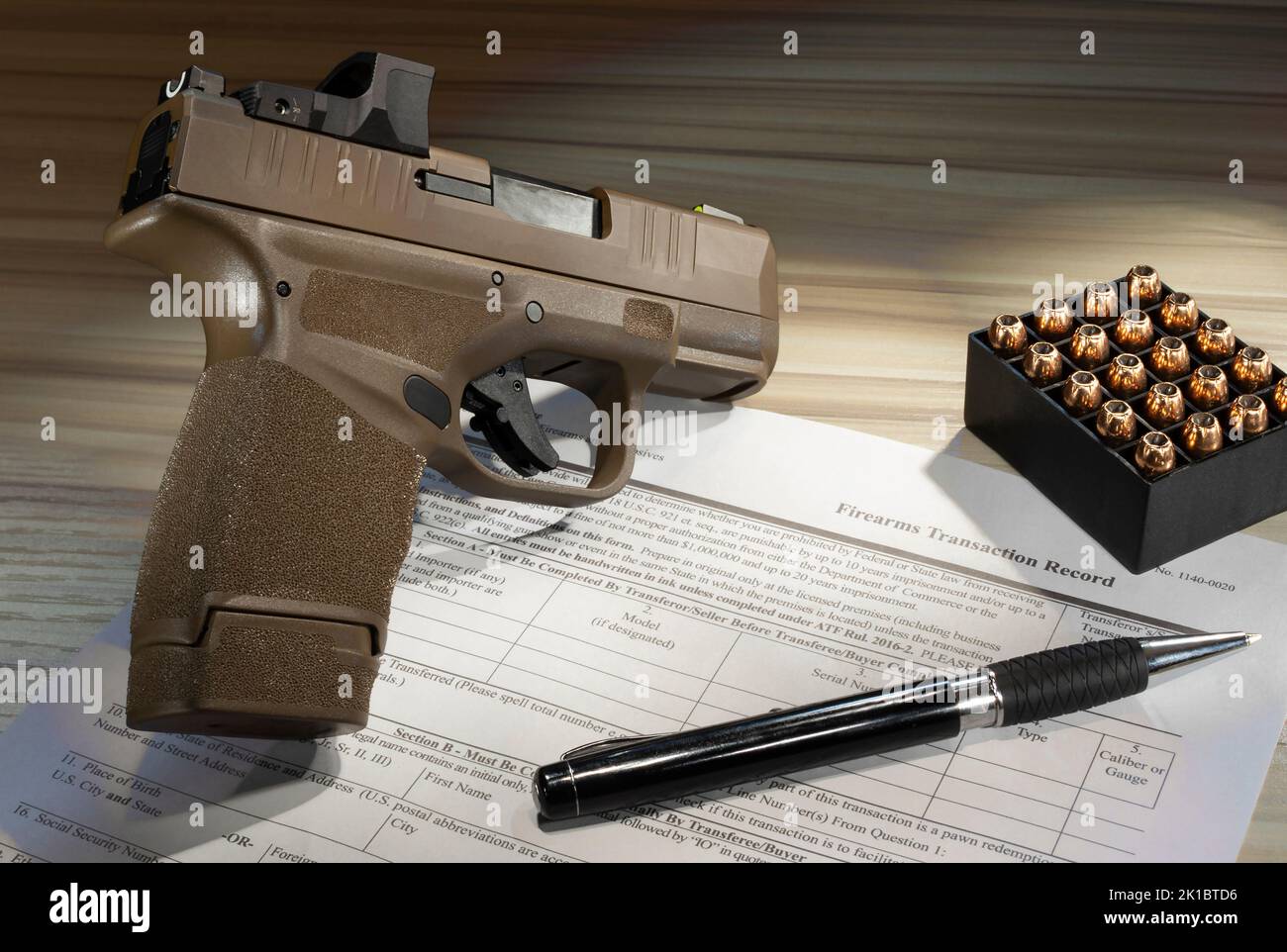 Arme de poing semi-automatique et munitions avec le domaine public 4473 ...