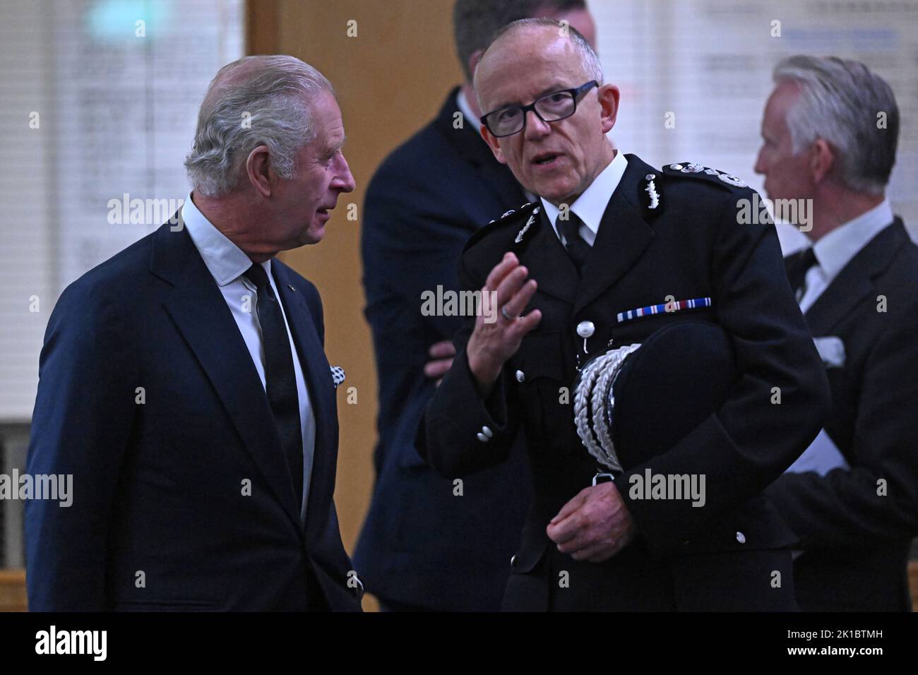 Le Roi Charles III (à gauche) s'entretenir avec le commissaire de ...