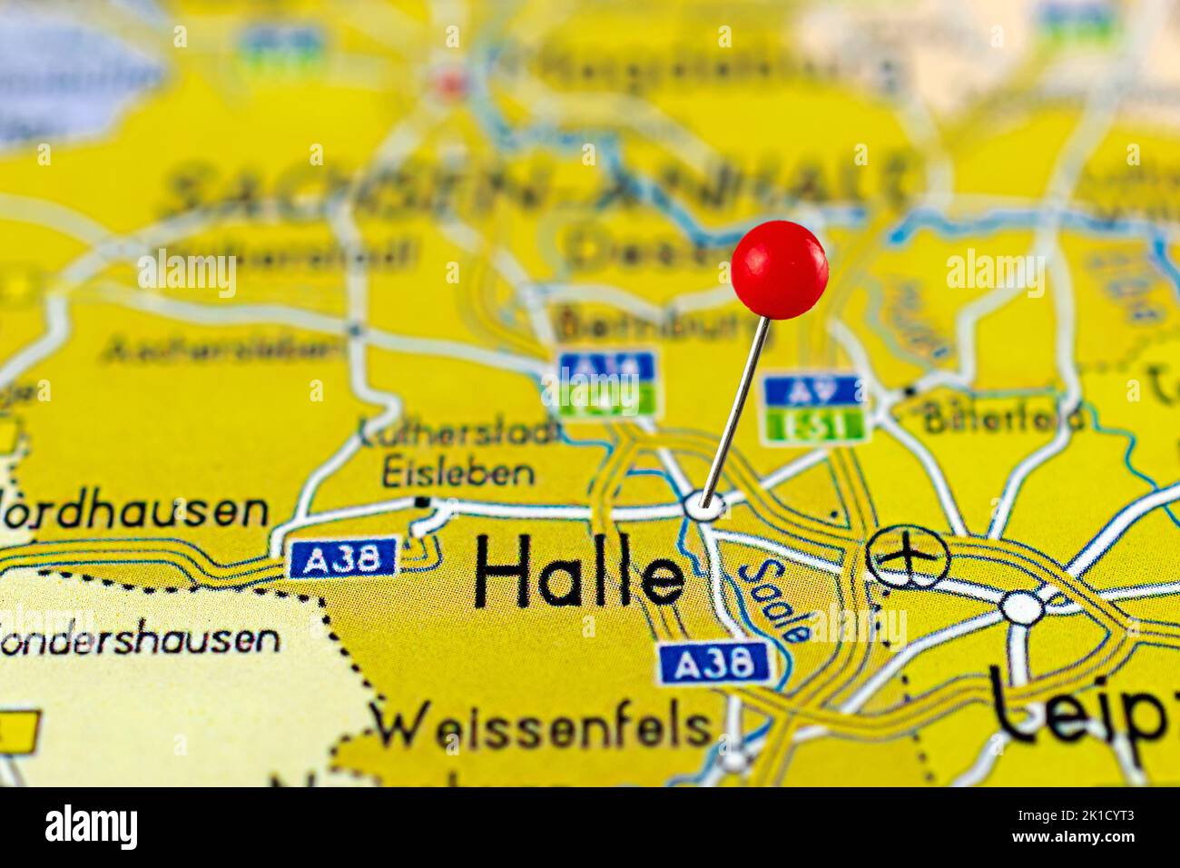 Plan de Halle. Gros plan de la carte de Halle avec broche rouge. Carte ...