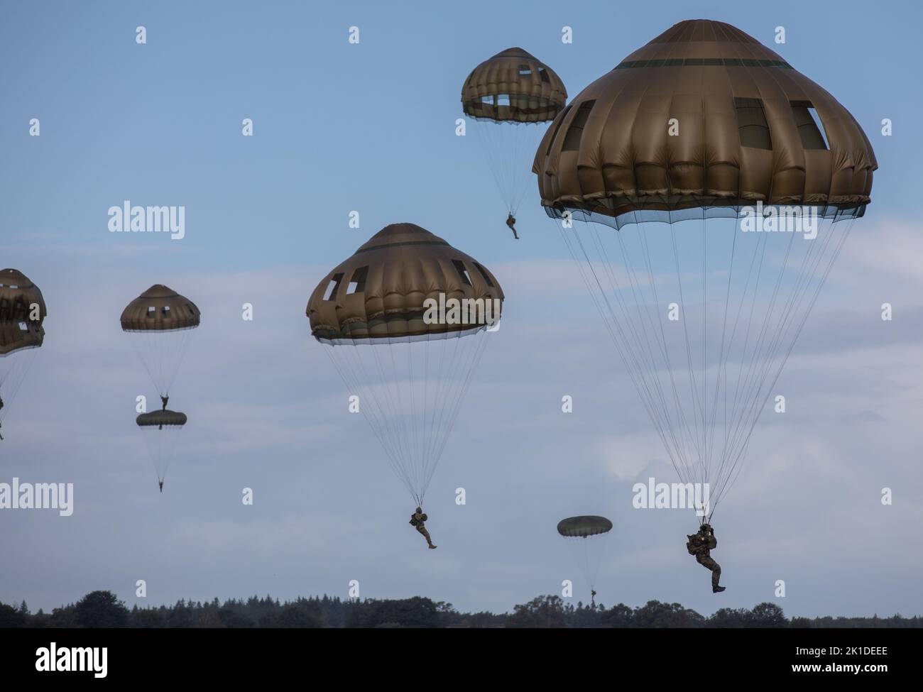Un groupe de parachutistes américains et européens descend dans la zone ...
