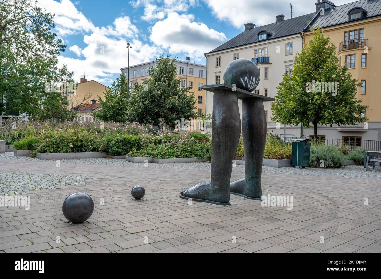 Le groupe de sculptures «le Jester, le géant et le Juggler» de 1974 par ...