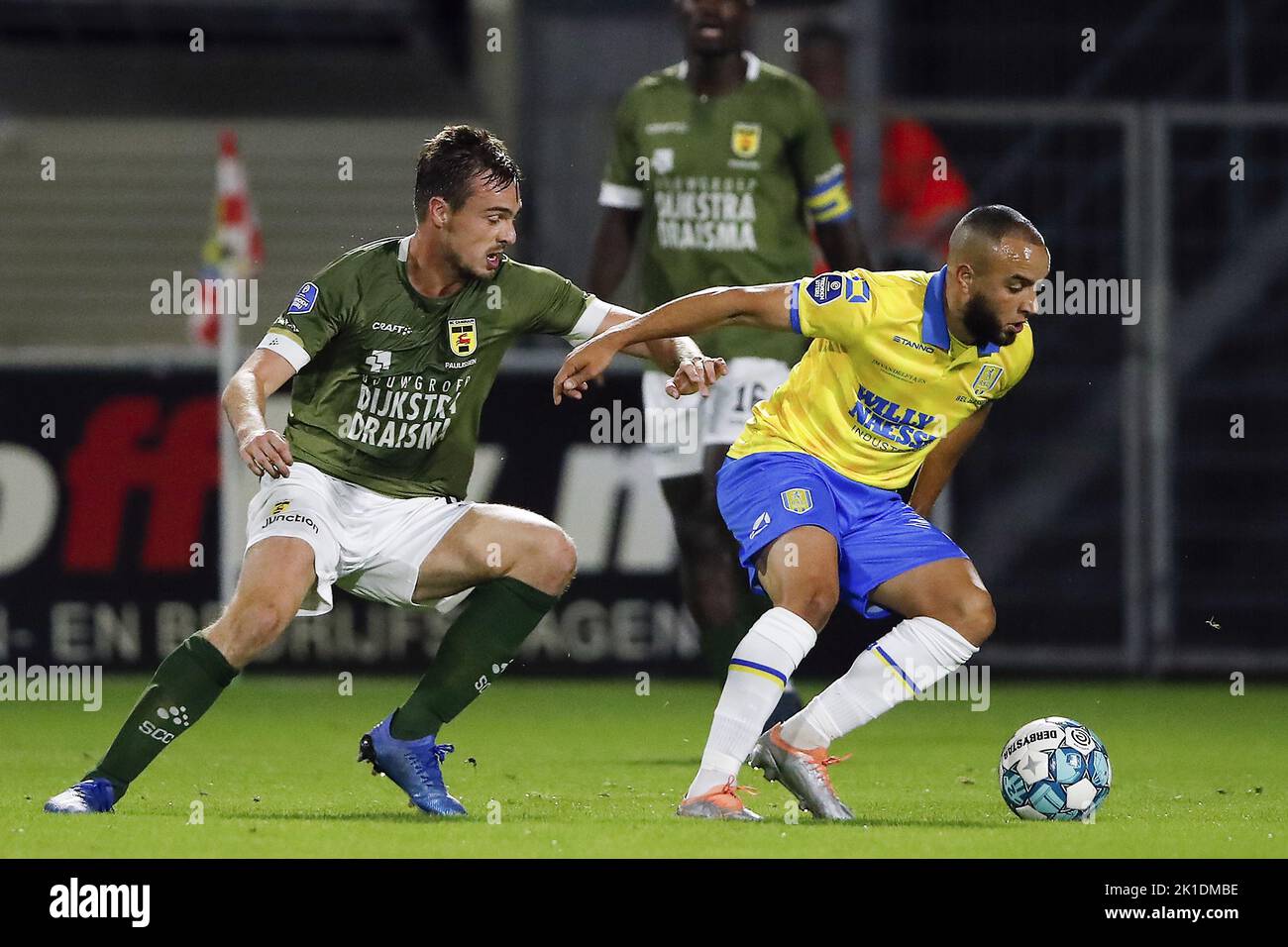WAALWIJK - (lr) Mitchel Paulissen de SC Cambuur Leeuwarden, Iliass Bel Hassani ou RKC Waalwijk ...