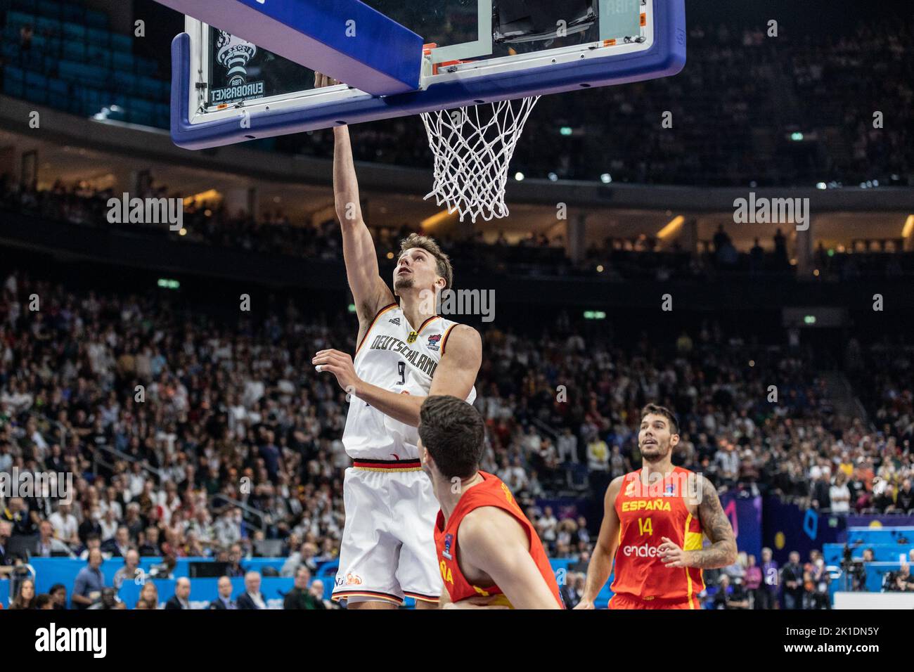 Willy Hernangomez (R) d'Espagne et Franz Wagner (L) d'Allemagne vu en action pendant la demi ...