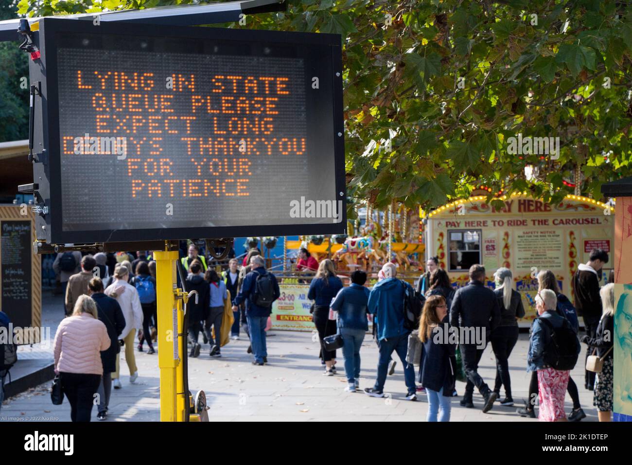 Écran LED d'information avertissant les gens qui se joignent aux files ...