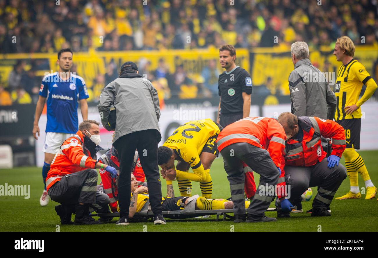 Jude Bellingham (BVB) küsst die Hand des verletzten Marco Reus (BVB) Borussia Dortmund - FC ...