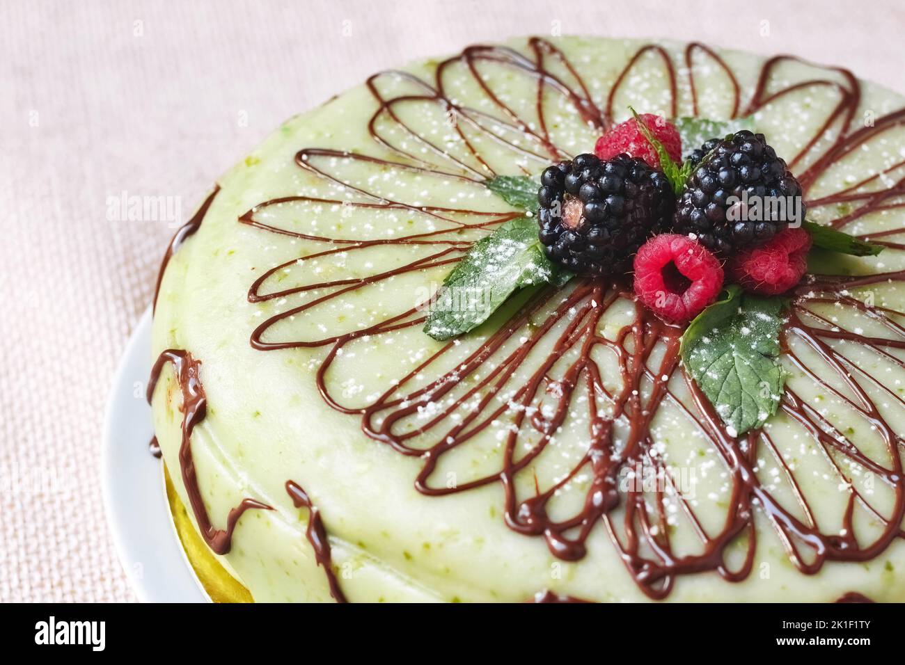 Gros plan d'un gâteau rond entier de la cassata Siciliana avec sucre ...