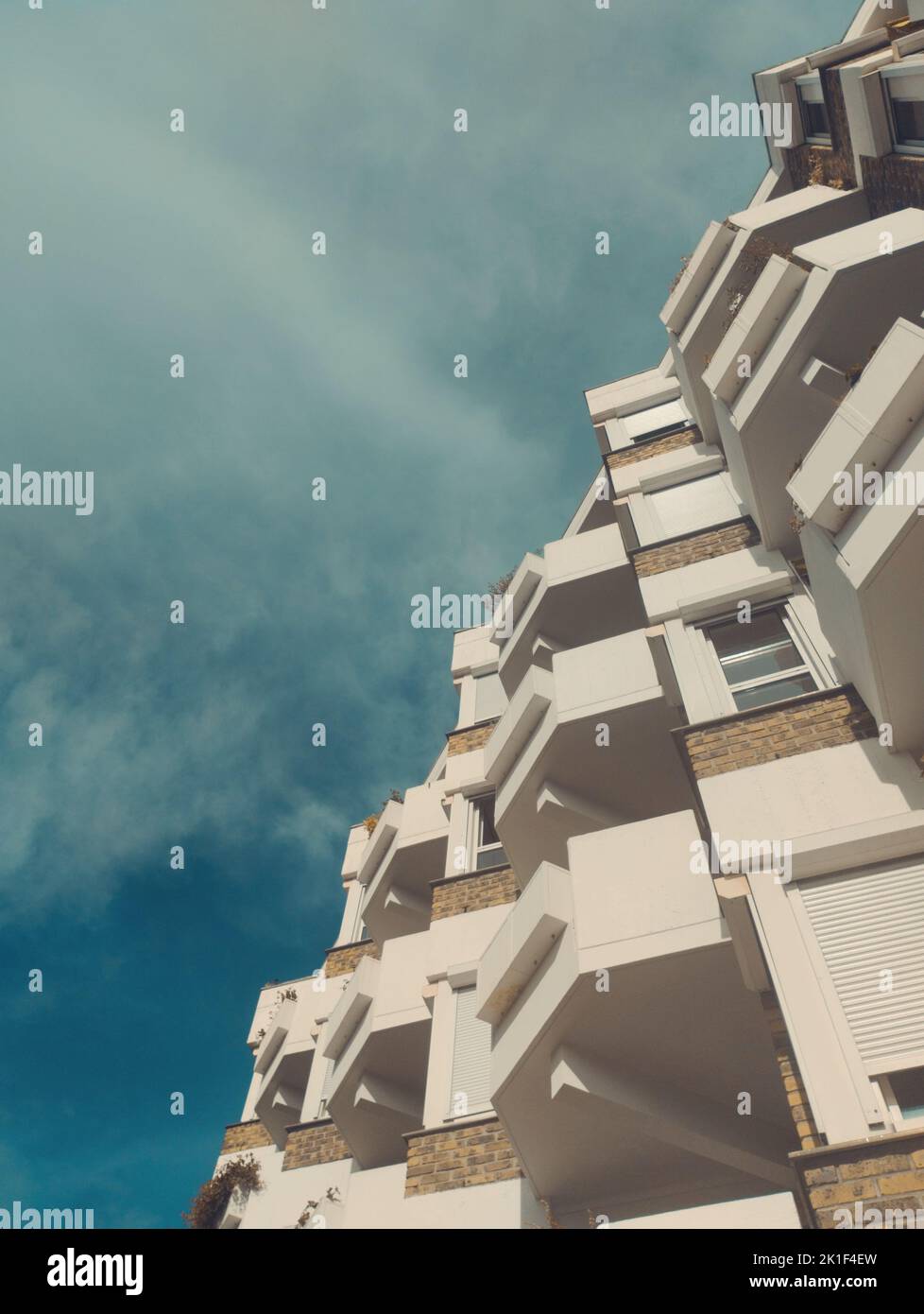 Vue à angle bas d'un bâtiment géométrique avec balcons en saillie Photo ...