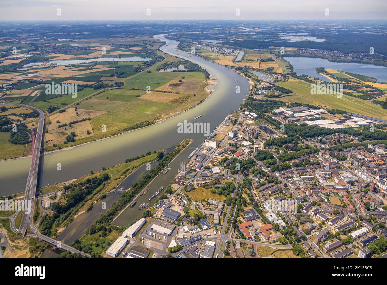 Vue aérienne, port de Wesel avec l'embouchure de la rivière Lippe dans ...