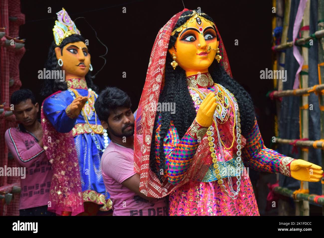 Les artisans portent des marionnettes à l'intérieur d'une pandale ou d ...