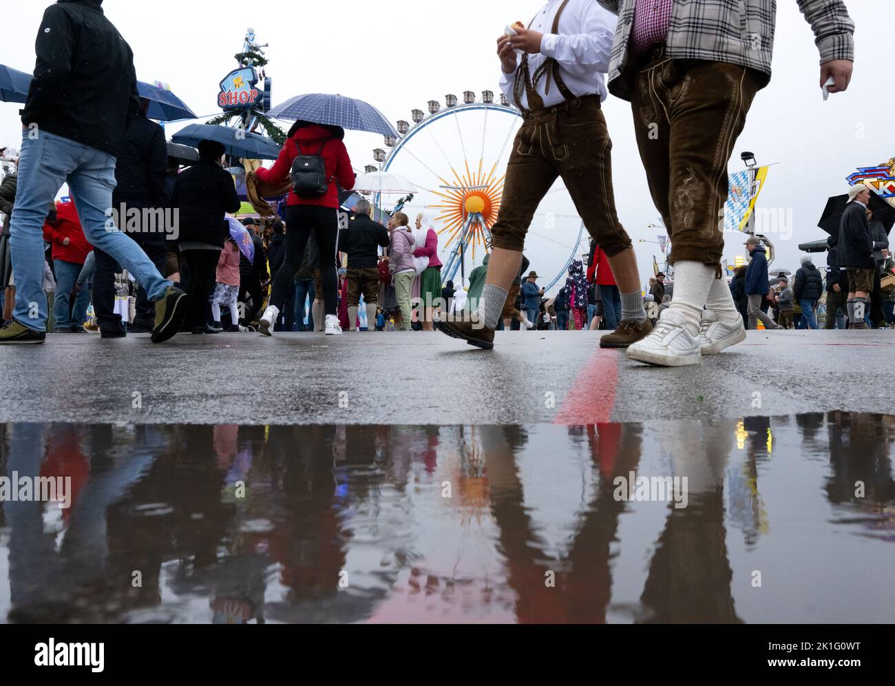 18 septembre 2022, Bavière, Munich : les visiteurs de l'Oktoberfest se ...