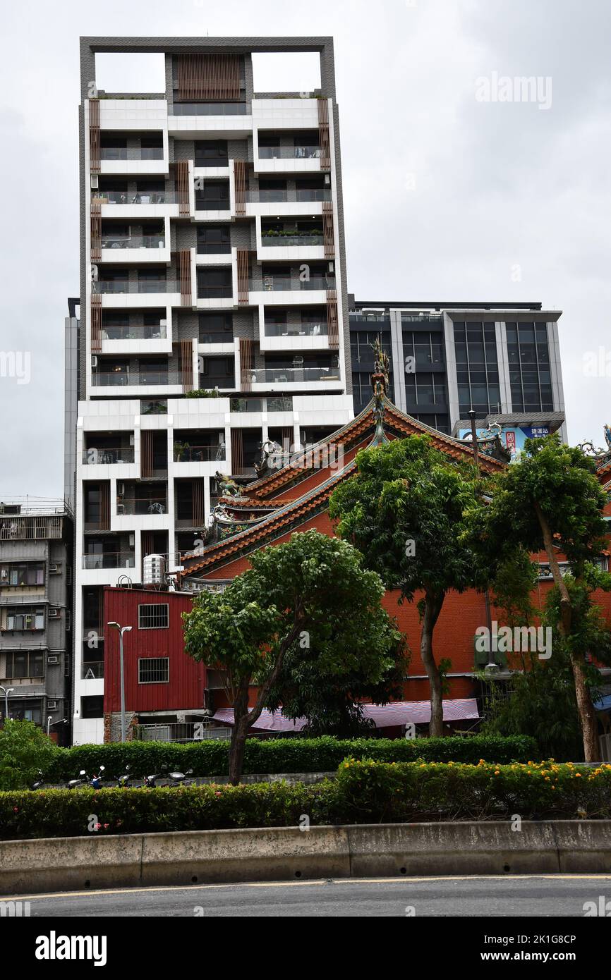 Un cliché vertical du toit d'un temple historique devant un édifice ...