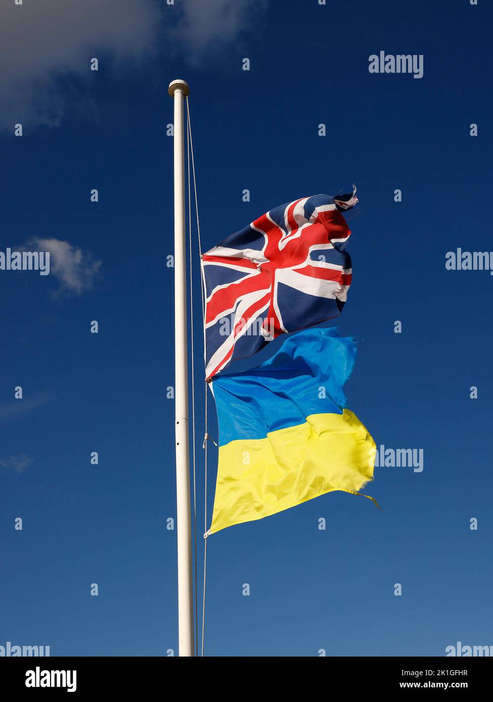En gros plan sur les drapeaux nationaux du Royaume-Uni et de l'Ukraine ...