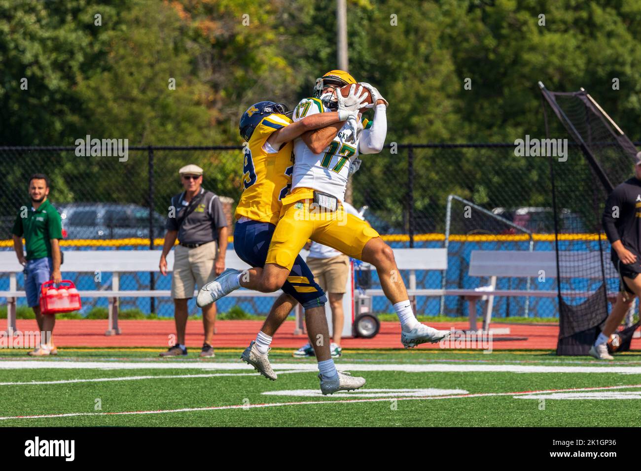 17 septembre 2022 : le quarterback de SUNY Brockport Anthony Testa (17 ...