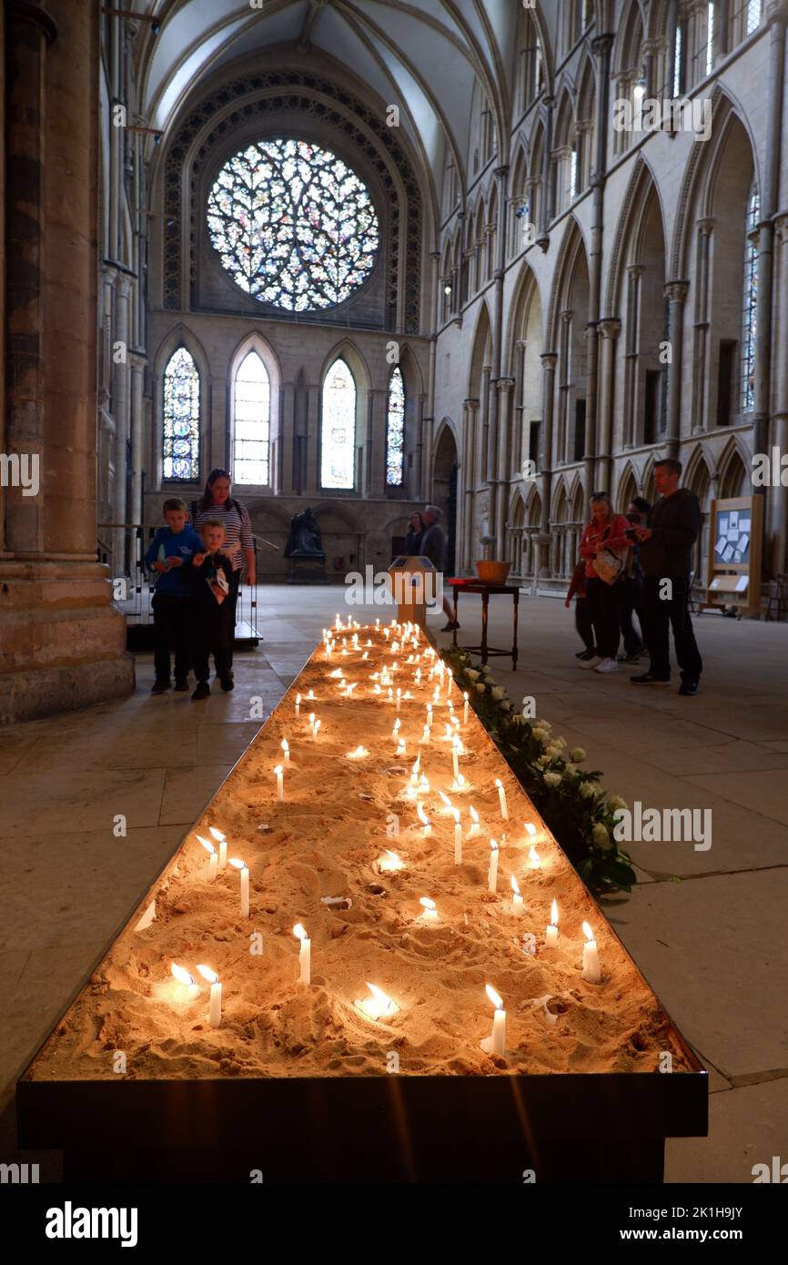 Les bougies se sont allumées comme des hommages à la reine Elizabeth II ...