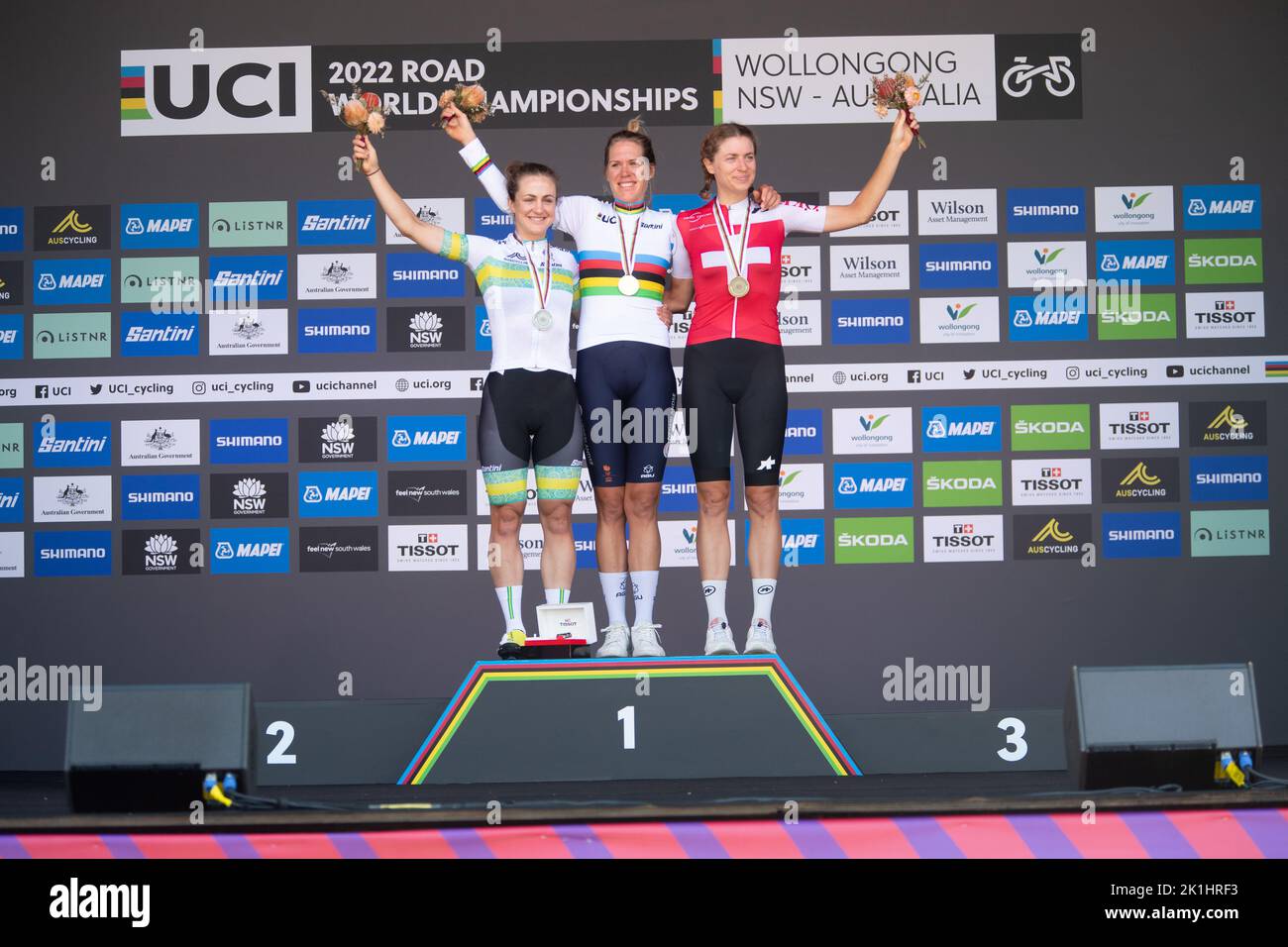 Ellen van Dijk, des pays-Bas, gagnante du temps d'épreuve féminin d'élite sur le podium aux ...