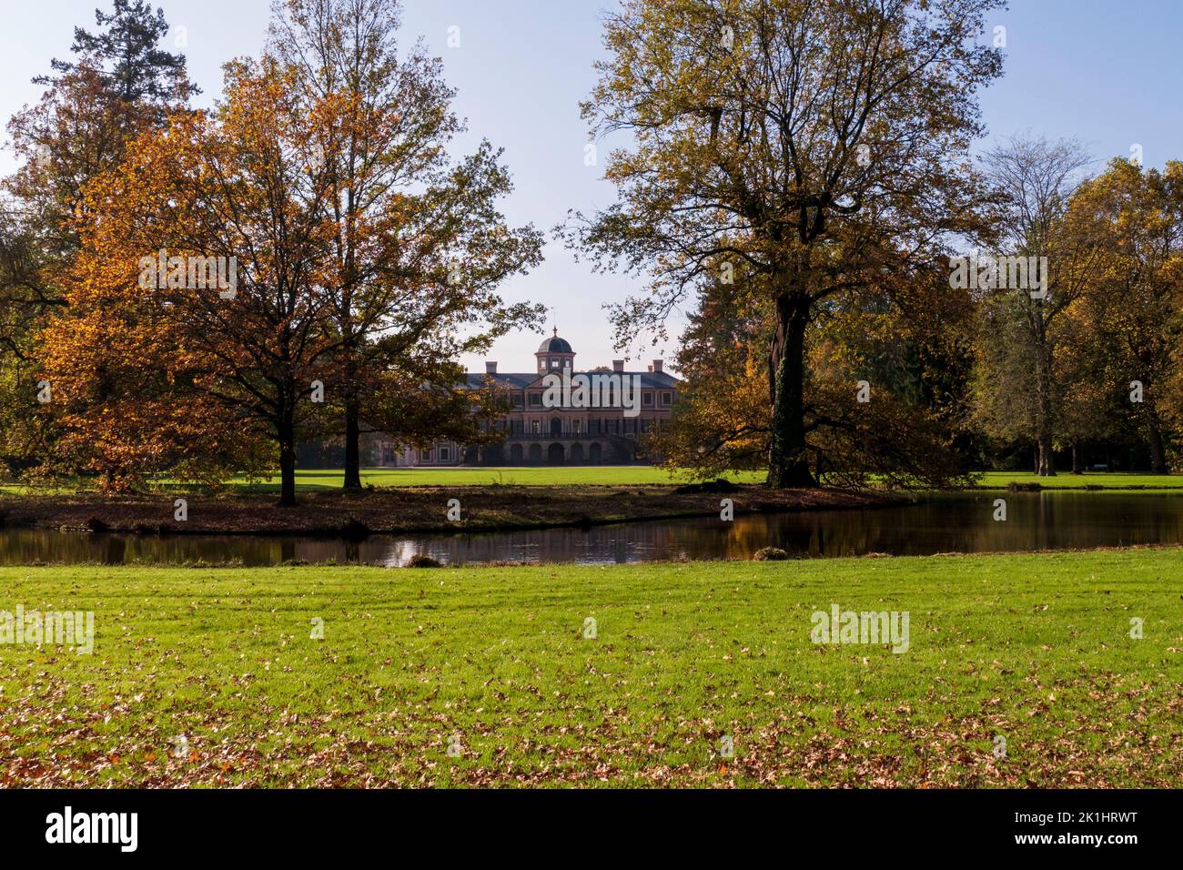 Mit see im offentlichen park schloss Banque de photographies et d’images à haute résolution - Alamy