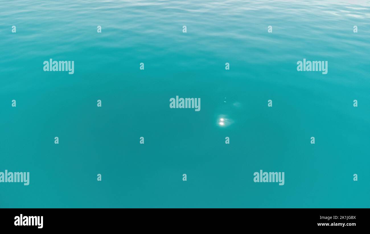 Vue panoramique aérienne sur les paysages marins avec mer azur et côtes ...