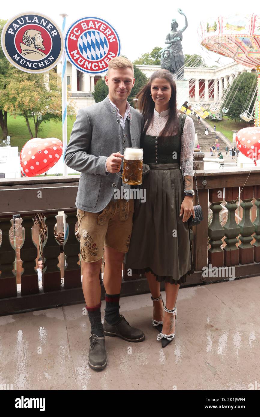 Joshua kimmich and girlfriend lina meyer Banque de photographies et d ...