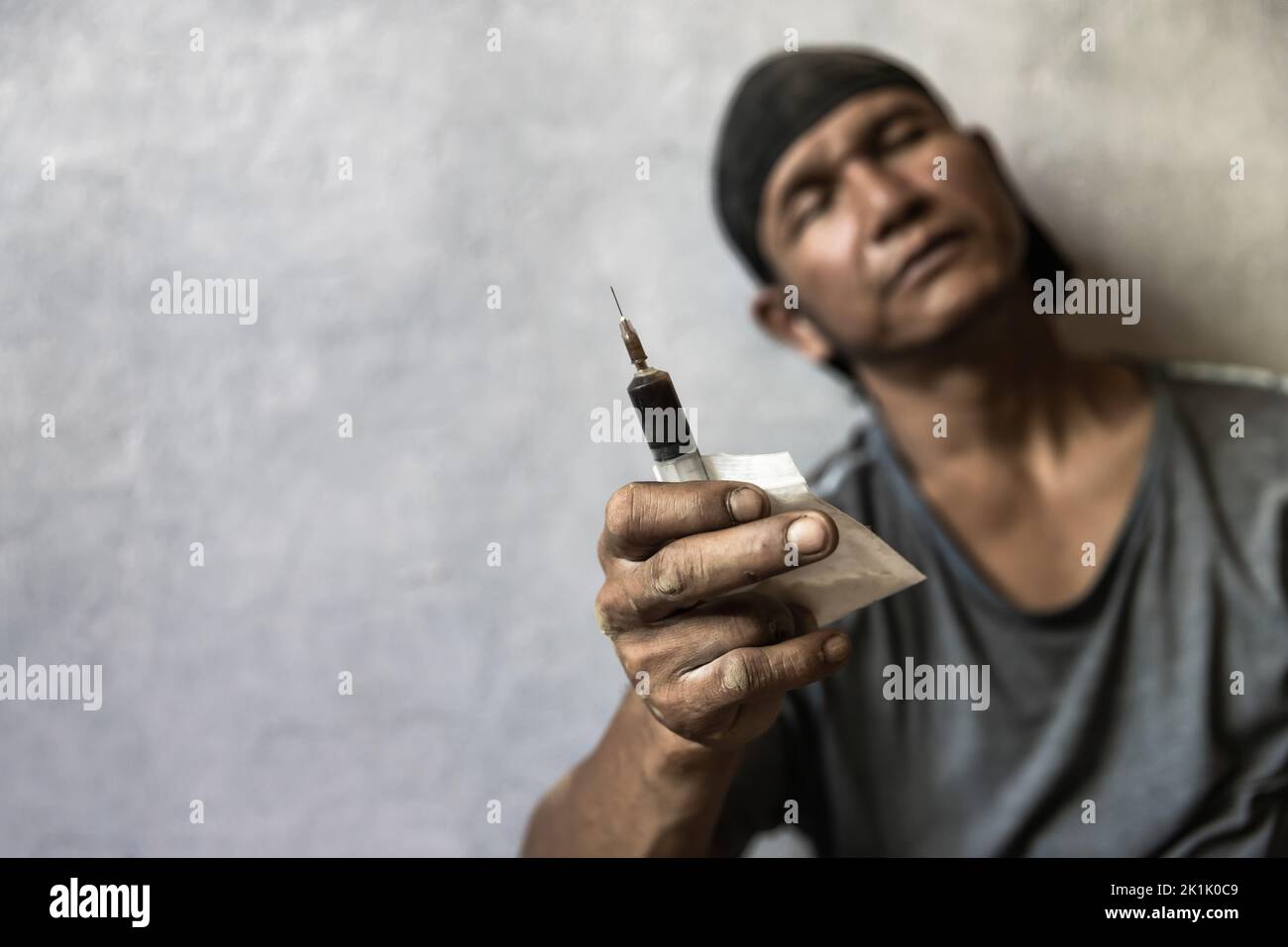 Le concept de médicaments anti. Un homme est un drogué avec une ...