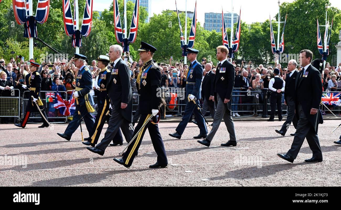 Le mercredi 14 septembre 2022 , une procession cérémonielle ...