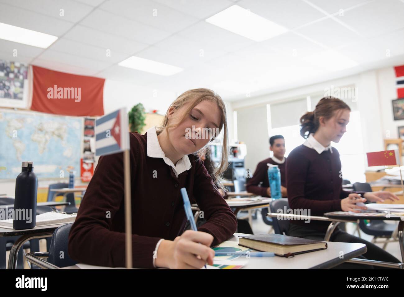 Ado assis seul en classe Banque de photographies et d’images à haute résolution - Alamy