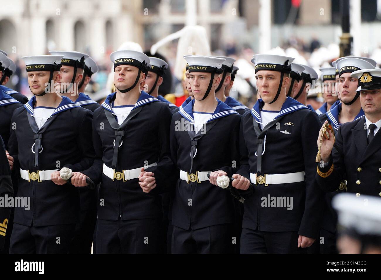 Les membres de la Royal Navy tirent le chariot d'armes d'État portant ...