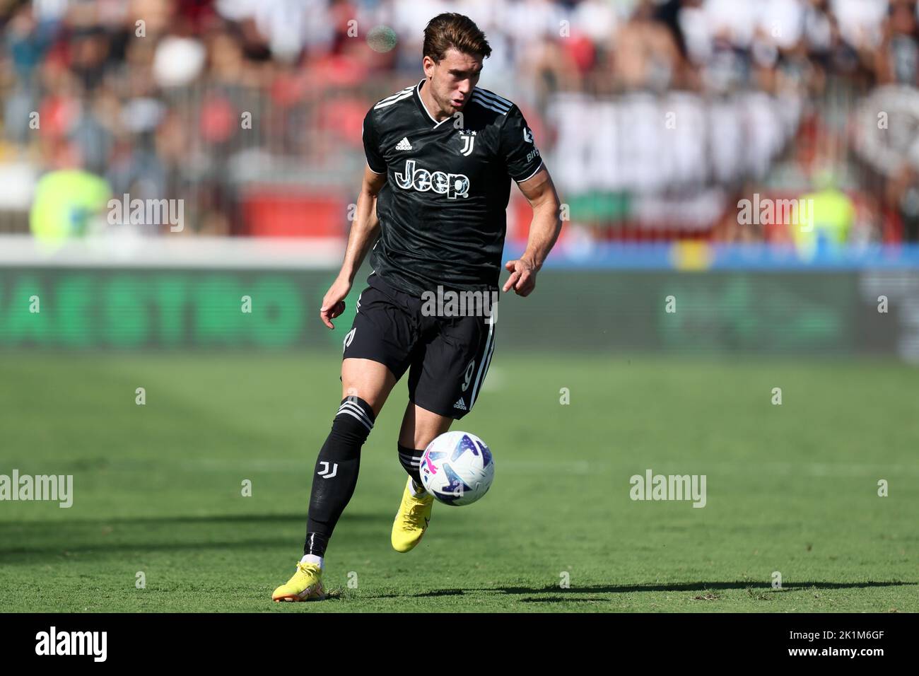 Dusan Vlahovic De Juventus Fc Contrôle Le Ballon Pendant La Série Un