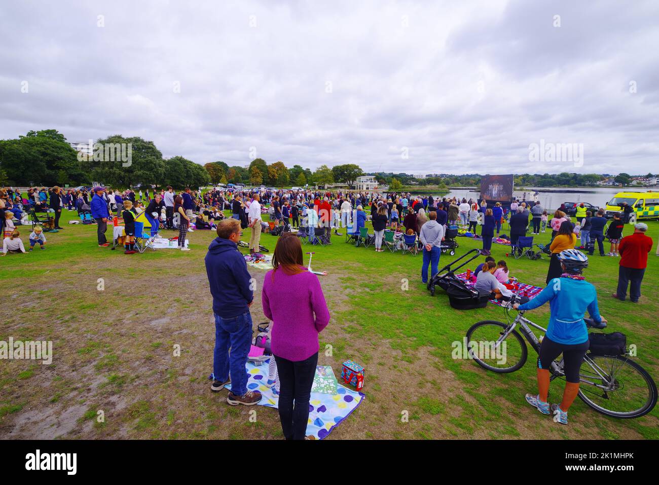 Des centaines de personnes se sont rassemblées dans le parc Poole ...
