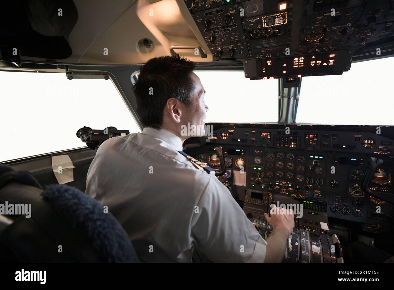Airline pilot in cockpit Banque de photographies et d’images à haute ...