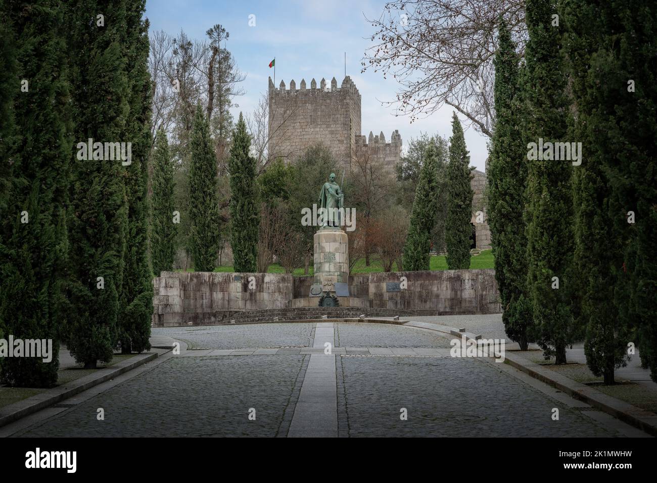 Château de Guimaraes et statue du Roi Afonso Henriques (Afonso I du ...