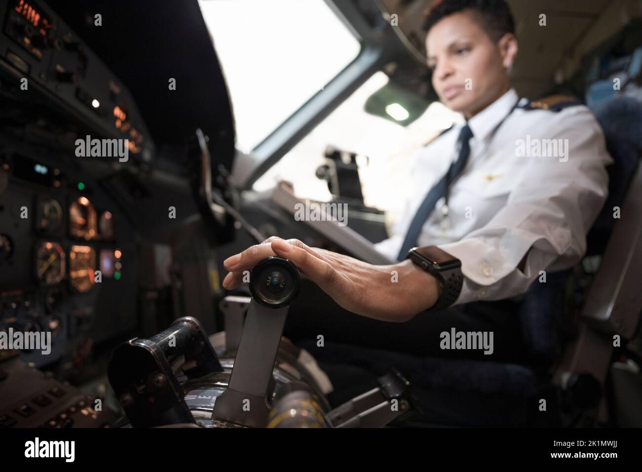 Pilot in cockpit Banque de photographies et d’images à haute résolution ...