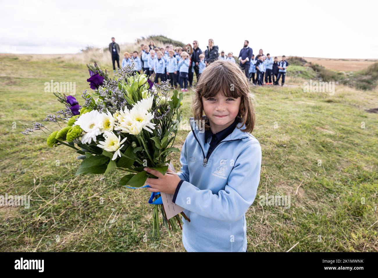 ABI Finbow, 6 ans, dépose des fleurs à la tour de guet de Coastguard ...