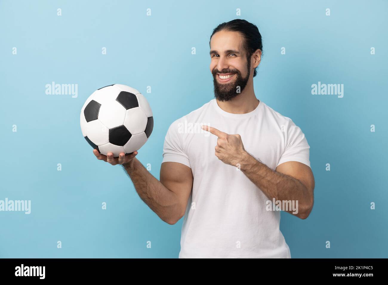 Portrait d'un homme ravi avec une barbe portant un T-shirt blanc ...