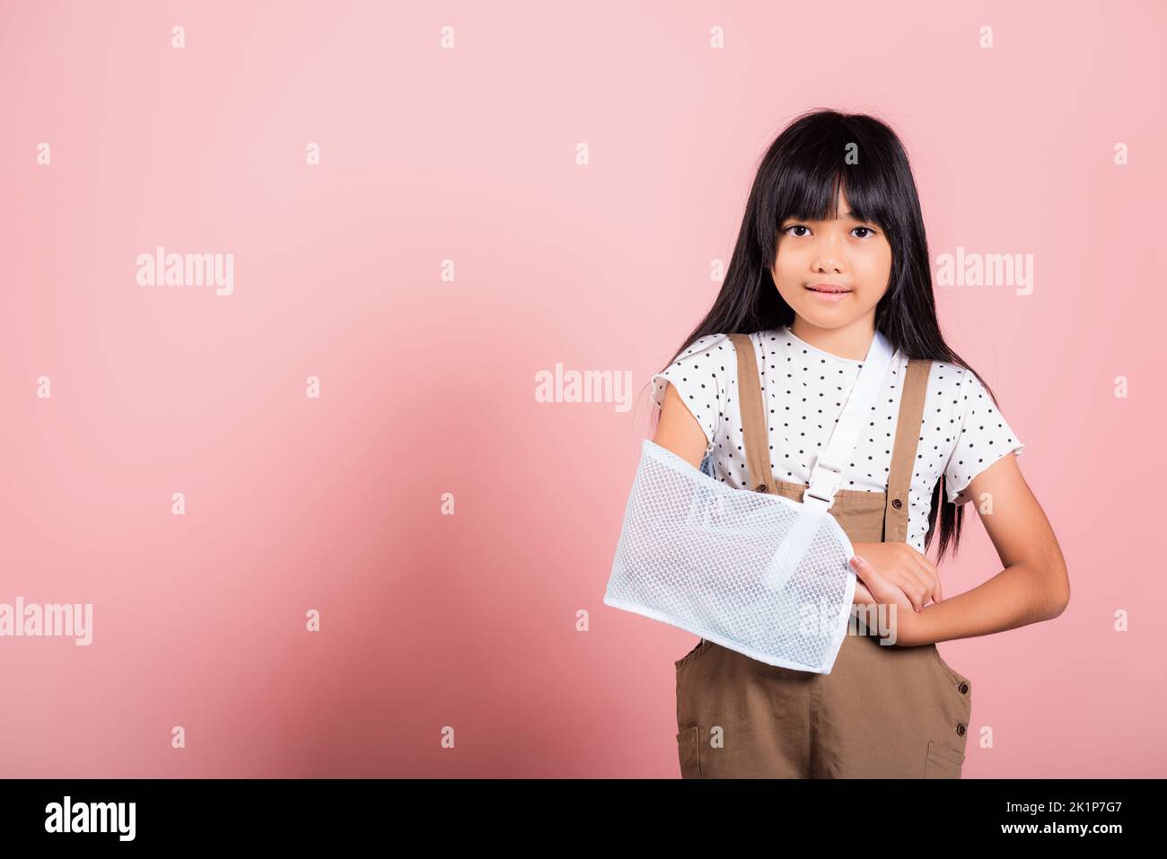 Bras cassé. Asiatique petit enfant de 10 ans os de main cassé de l ...